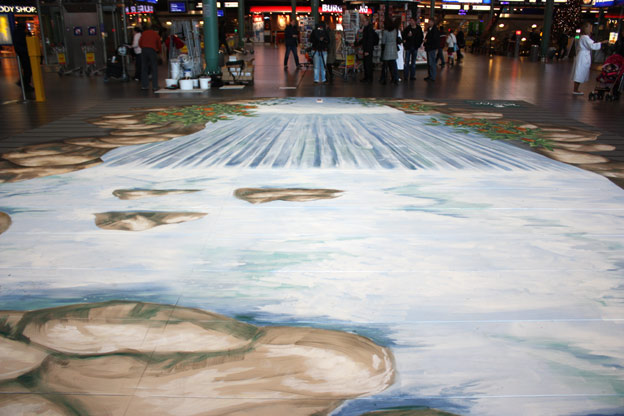 3D Illusion eines Wasserfalles - Amsterdam Flughafen - Manfred Stader